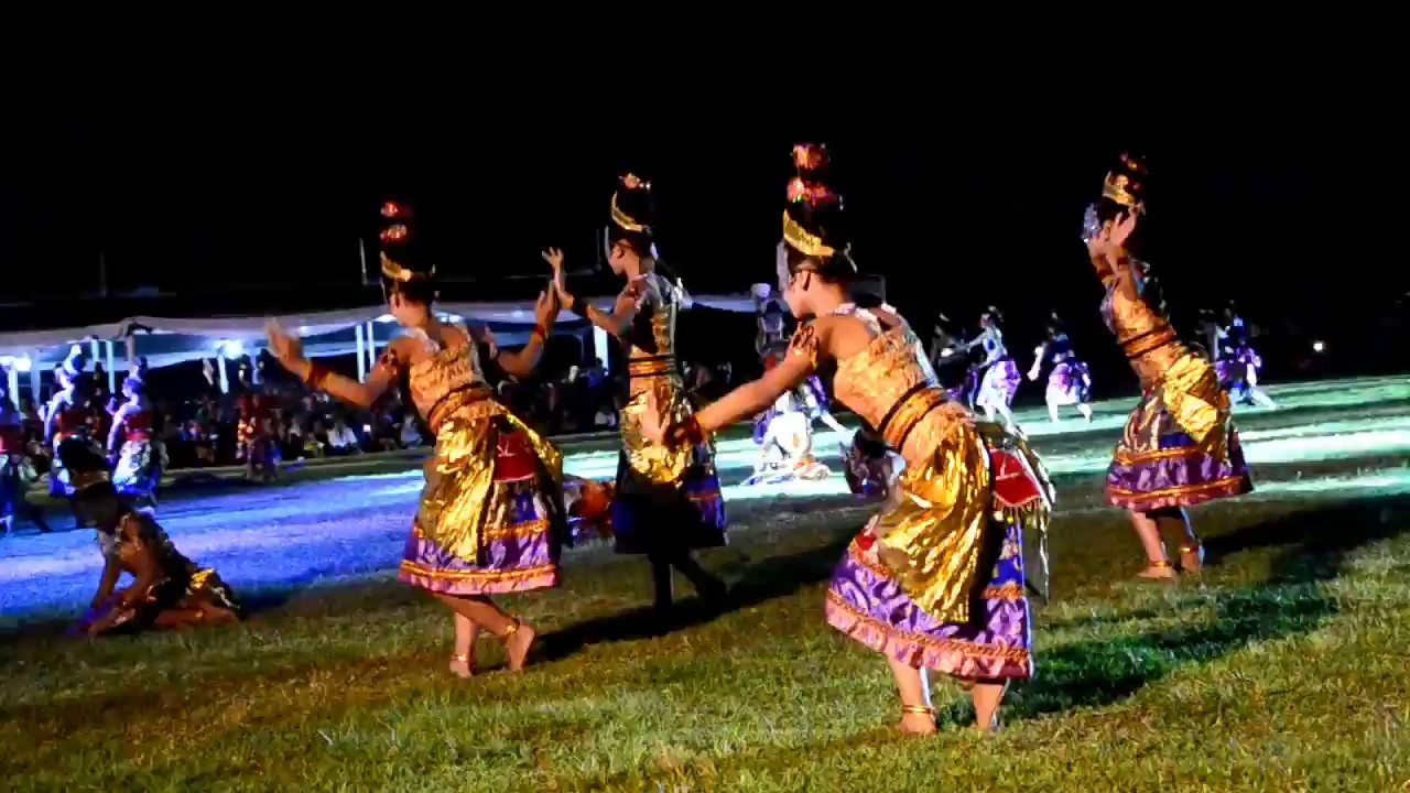 Festival Batik Kediri & Tari Kolosal Seribu Topeng Panji - YouTube