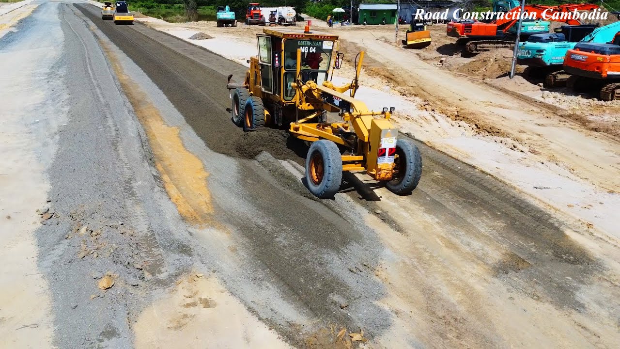 Skill Operator Motor Grader CATERPILLAR 140K Working Grading Gravel ...