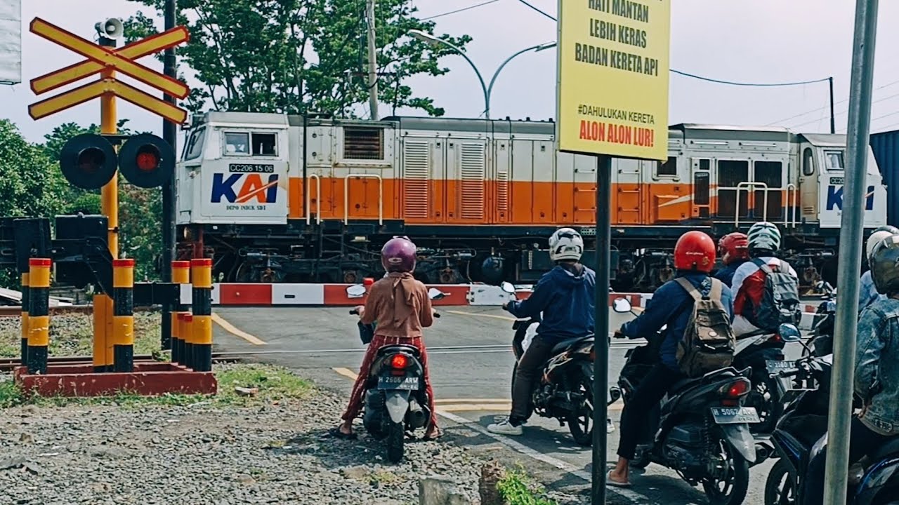 PALANG PINTU PERLINTASAN KERETA API Jalan Madukuro Raya Semarang Ka ...