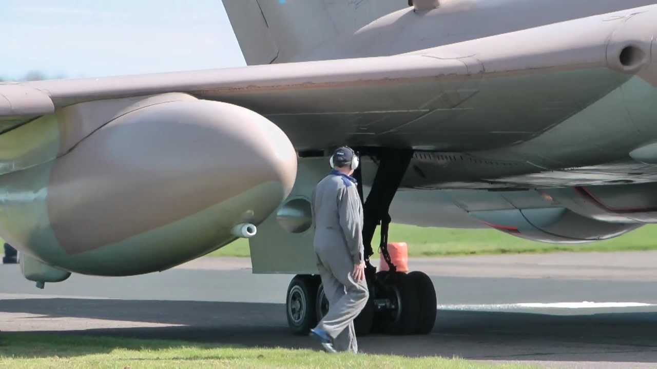 Handley Page Victor K2 Tanker XM715: Warm up and full power taxi on ...