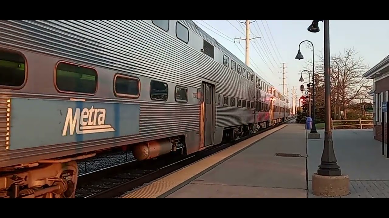 Outbound Metra 117 at Round Lake Beach, IL - YouTube