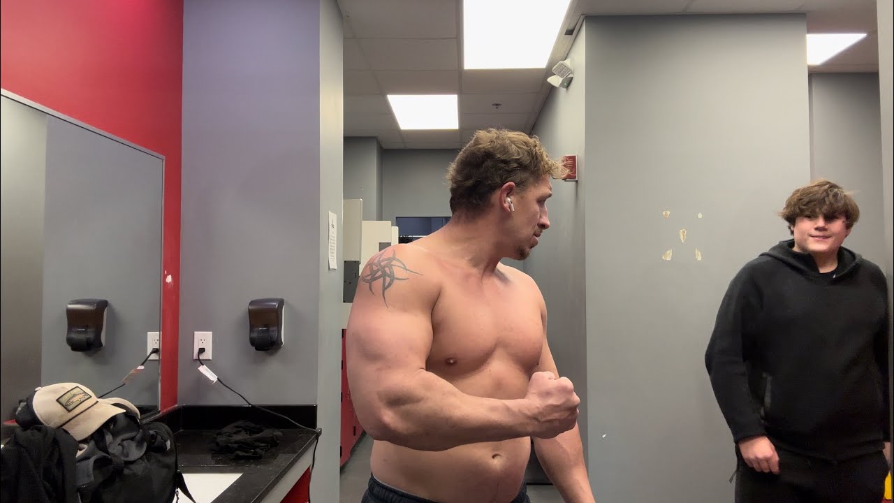 Flexing when he walked in - YouTube
