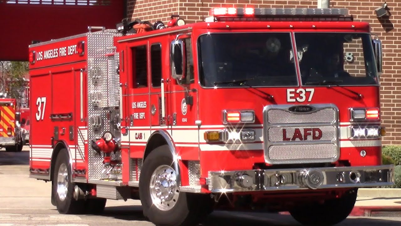 *AIRHORN* LAFD rescue 88 and engine 37 responding - YouTube