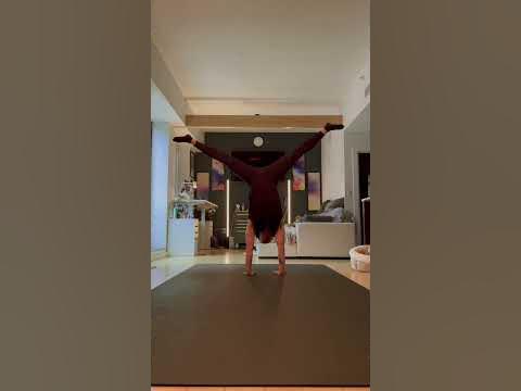 new split leg PR. 🙌 #yoga #dancefitness #handstands - YouTube