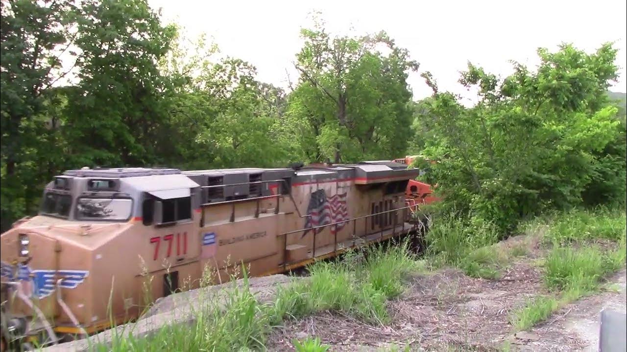 NS #9927 leads NS 50A through Somerset, KY - YouTube