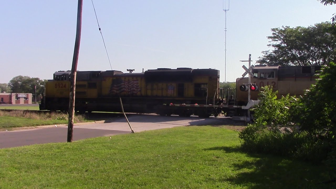 UP NB Tanker Empty with KCS Power-Manchester Trafficway - YouTube