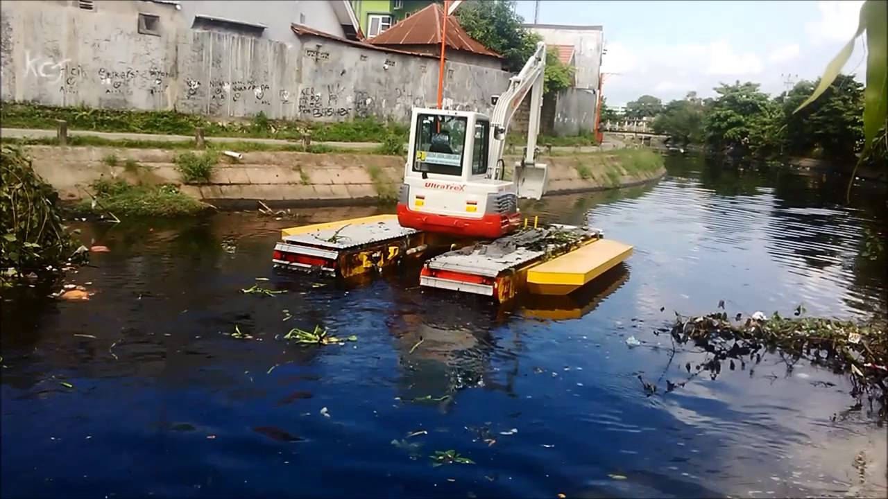 amphibious / swamp mini excavator amfibi Ultratrex AX110 LRP jalan ...
