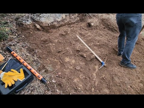 dolgunun altında 2 mezar var kapaklar açılıp yanından oda mezara giriş kapağı bulunuyor