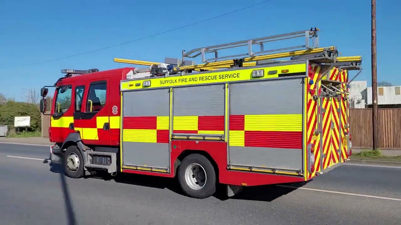 Suffolk Fire and Rescue Service Driver Training runs past - YouTube