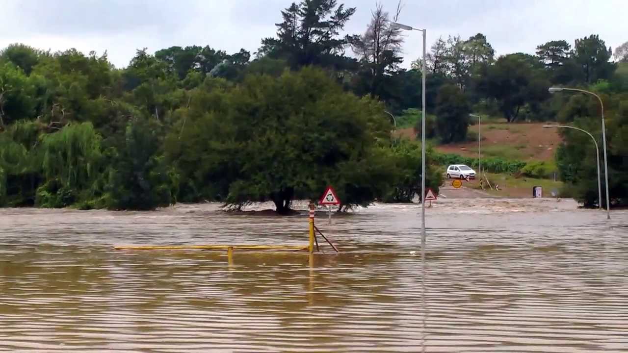 Hennops River floods Centurion - YouTube