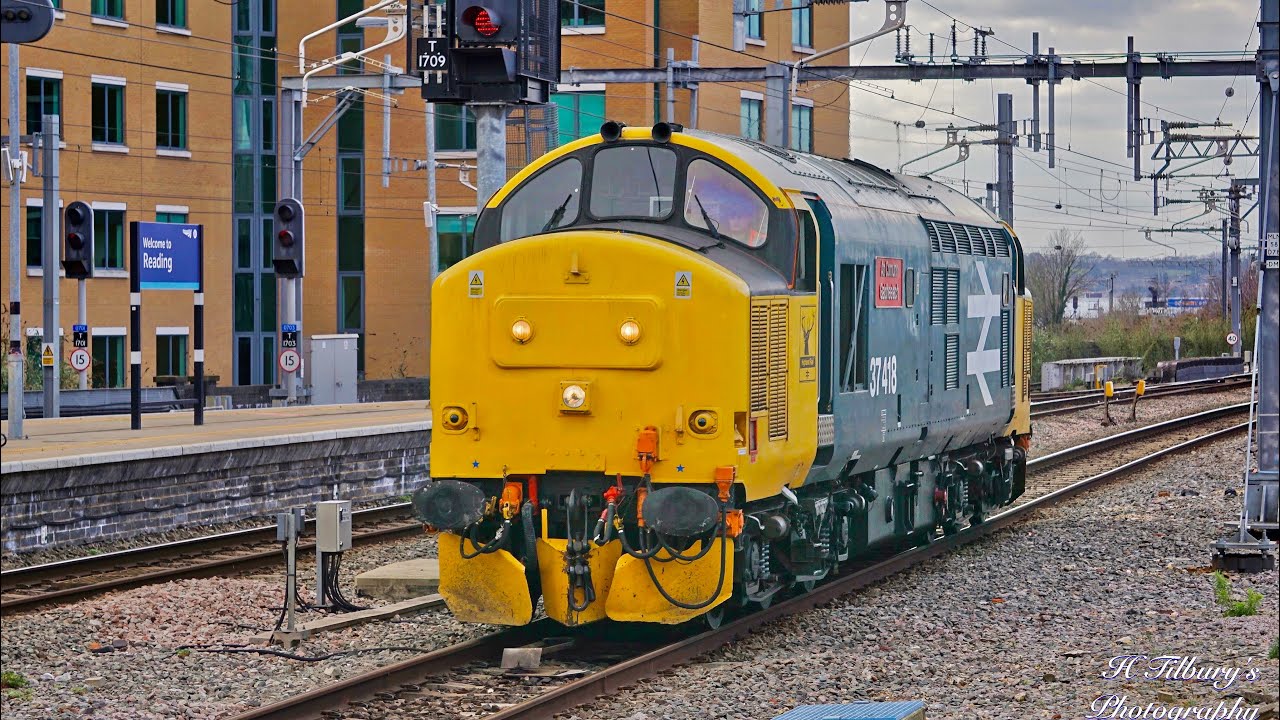 Class 37: 37418 Erupts Out Of Reading Station - YouTube