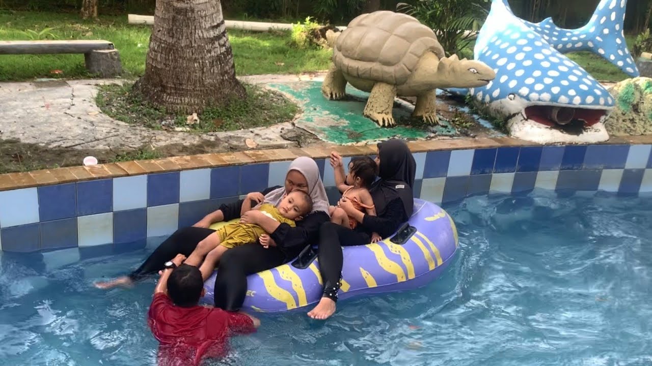 Afifa Naik Perahu Ban Di Kolam Arus Ada Ikan Paus 🐳 Dan Kura Kura 🐢 ...