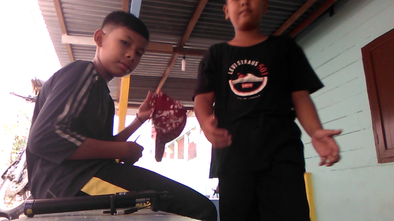 Ayok main bola bareng yang bisa main bola ayo kita main bola - YouTube