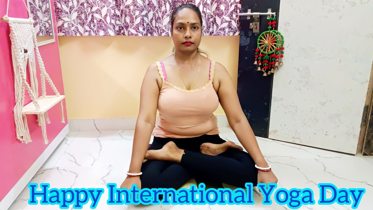 How to do PADMASANA / Padmasan Yoga / Lotus Pose Yoga - YouTube