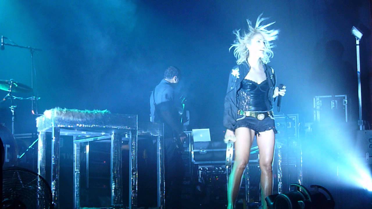Metric 'Empty' Live at Glasgow O2 ABC 11th October 2015 HD - YouTube