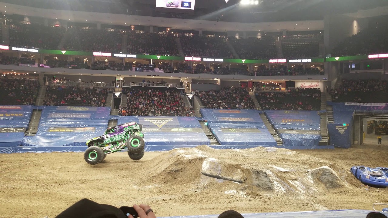 Monster Jam Milwaukee 2019 - Grave Digger Freestyle - YouTube