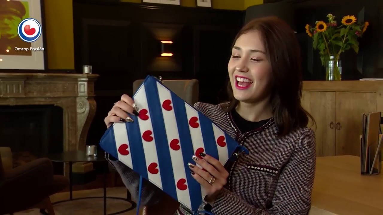 180926 Somi 소미 interview in Netherlands - YouTube