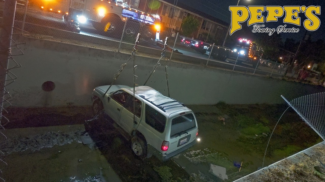 Toyota 4Runner Crashes Through Gate and Lands in Riverbed - YouTube