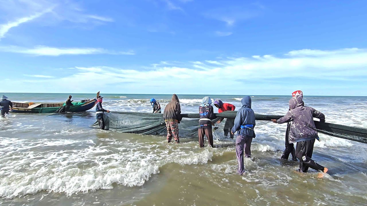 Amazing Fishing Net in the Sea | Catching Many Fish with Traditional ...