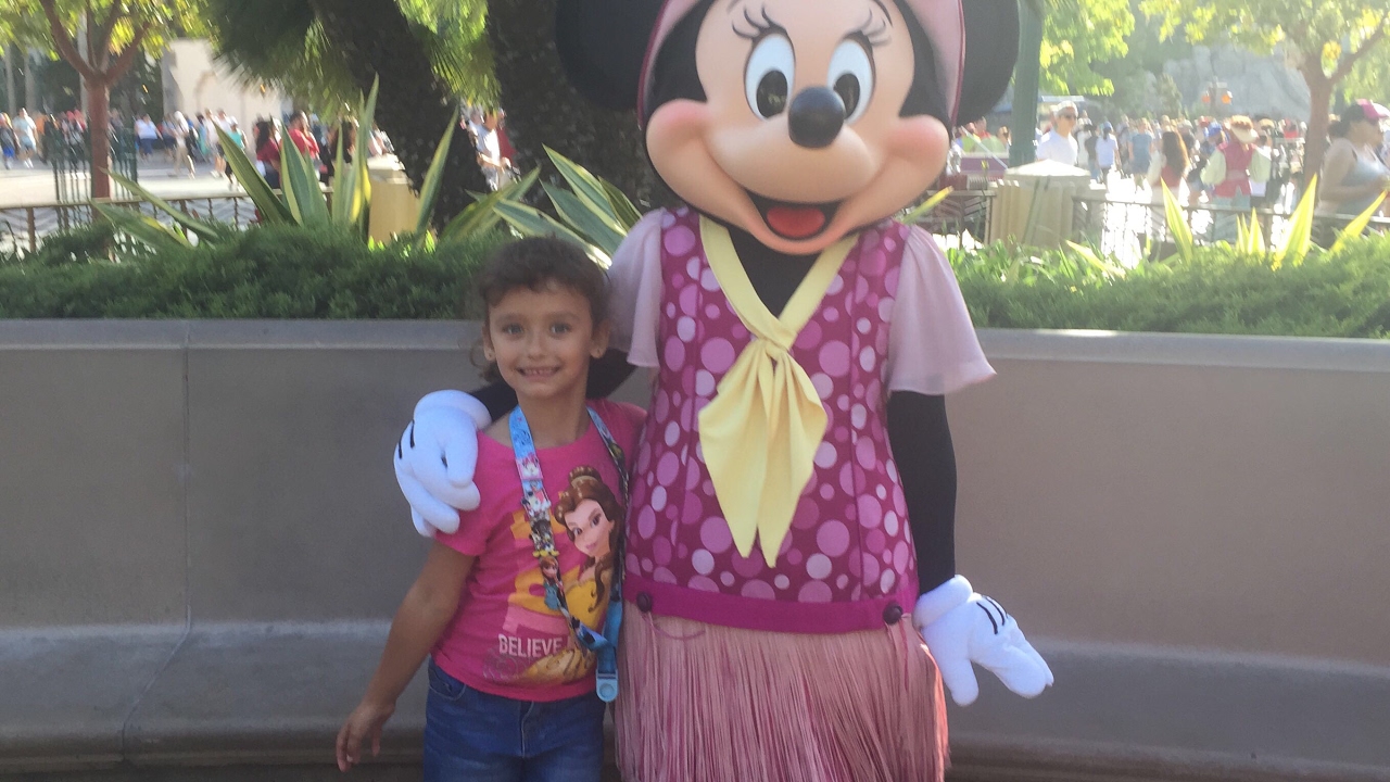 Meet & Walk with Minnie Mouse - YouTube