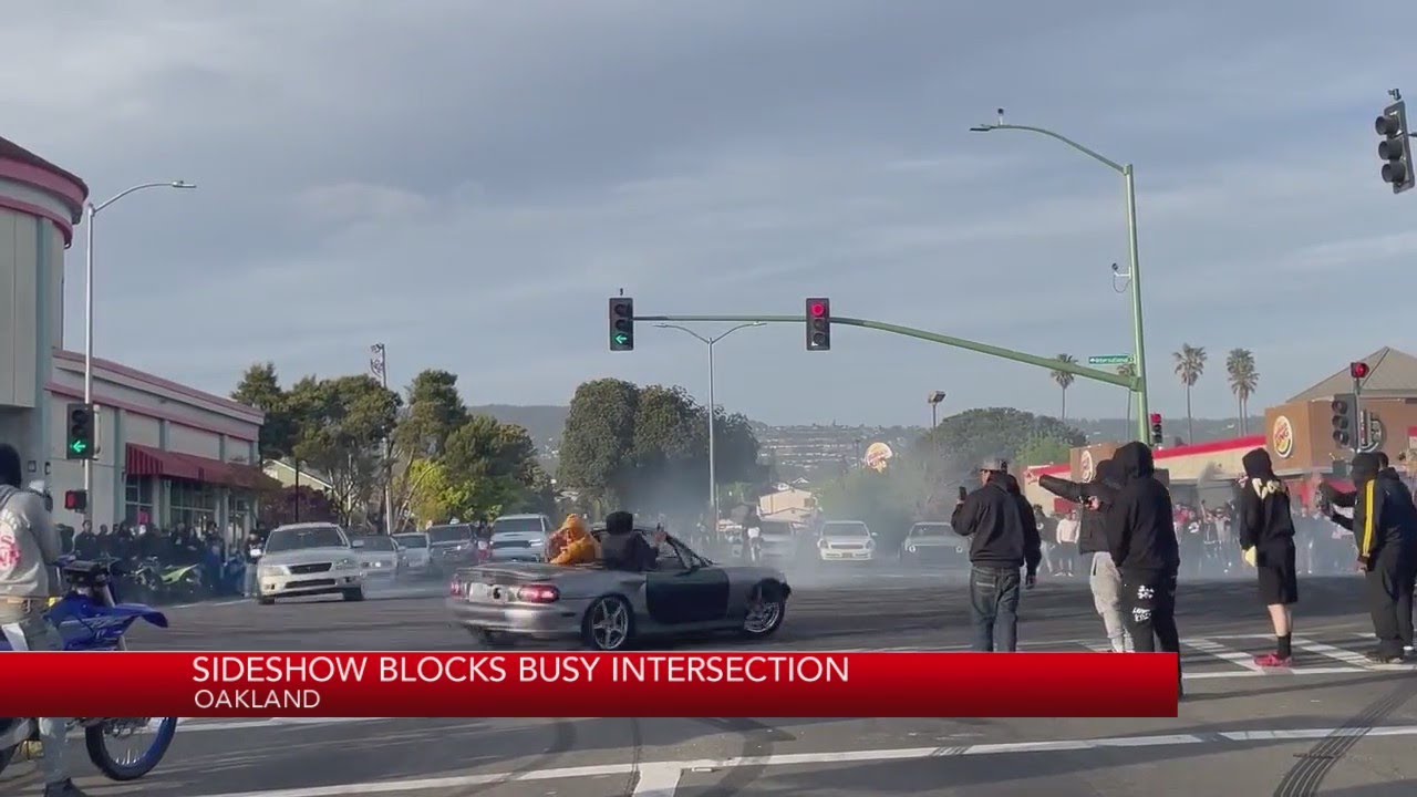 Oakland sideshow blocks busy intersection - YouTube