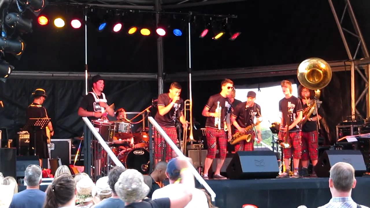 New York Brass Band jamming with Rick Astley at the 1980s Music REWIND ...