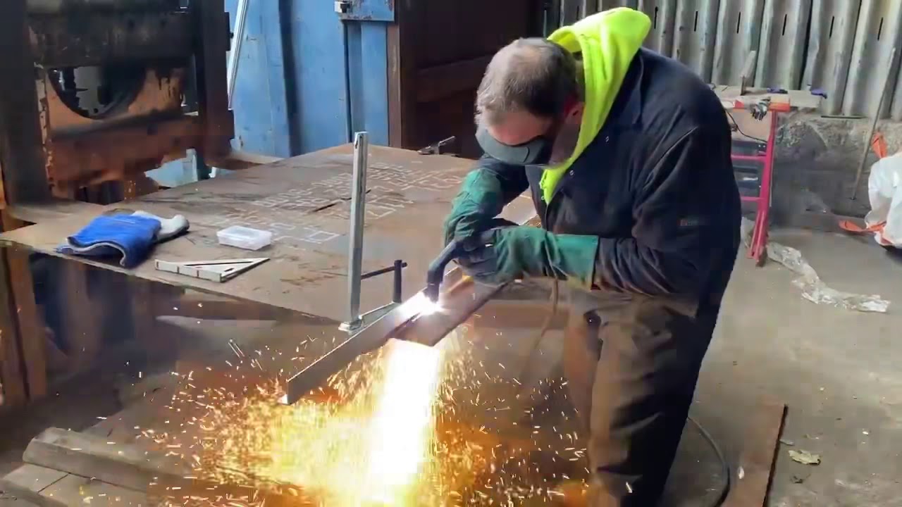 Plasma Cutting Hardox 500 plate onsite - YouTube
