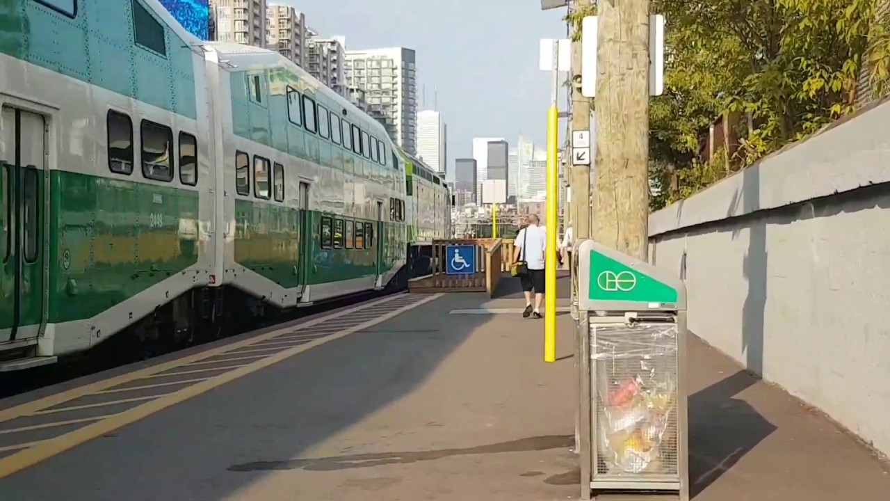 [HD] GO Train 607 pulling into Exhibition GO Station in Toronto! - YouTube