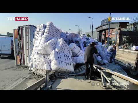 Kumaş yüklü tırın devrilme anı kamerada