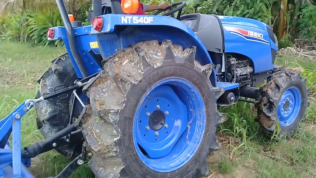 Pengoperasian Bantuan Ansiltan Traktor 4 roda di tanah kering - YouTube