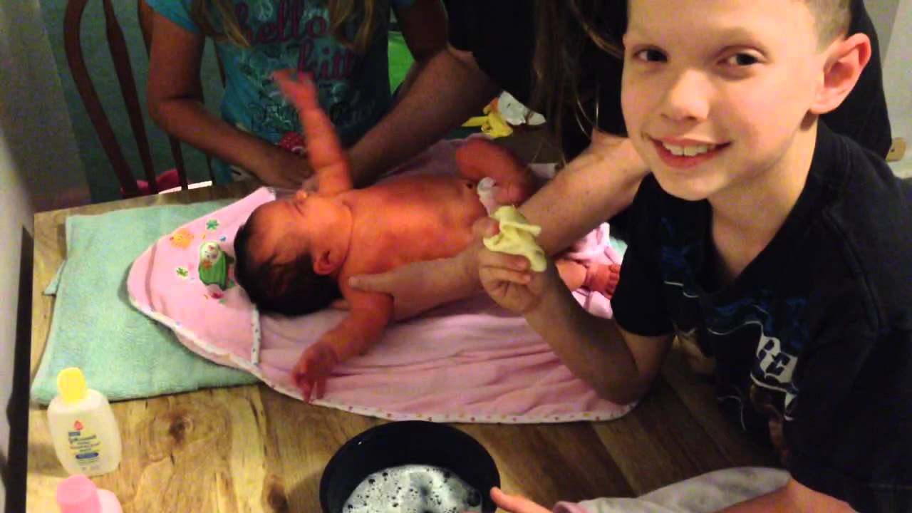 Aubrey's first sponge bath - YouTube