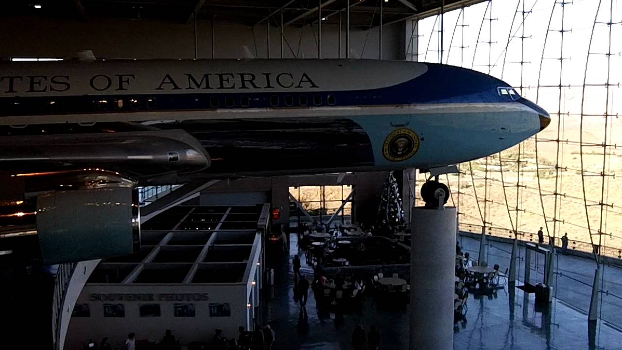 Air Force One on Display at the Ronal Reagan Presidential Library - YouTube