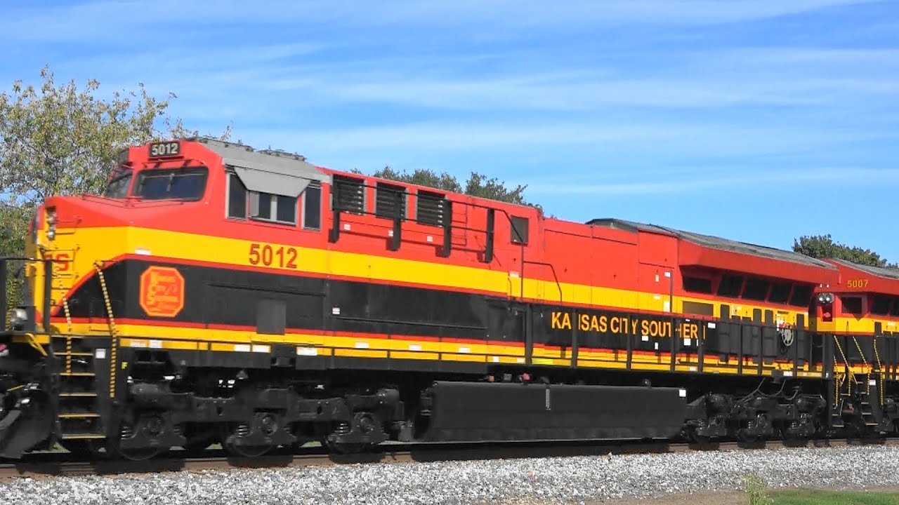 9 Units w/CP SD70ACU & 2 KCS Tier 4's Davenport, IA - YouTube