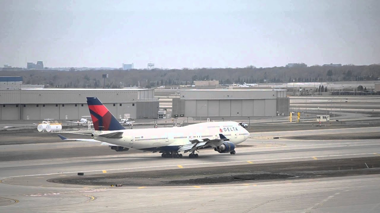 Delta 747-400 landing 30L Minneapolis/St. Paul - YouTube