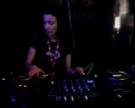 DJ Lisa Bueno - Turntablism com CDJ 1000 MK3 Pioneer - YouTube
