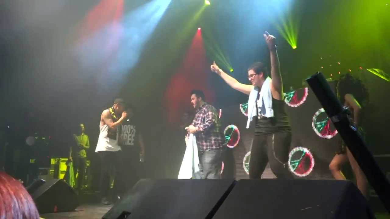 major lazer dancer lap dance and jump in the audience HD - YouTube