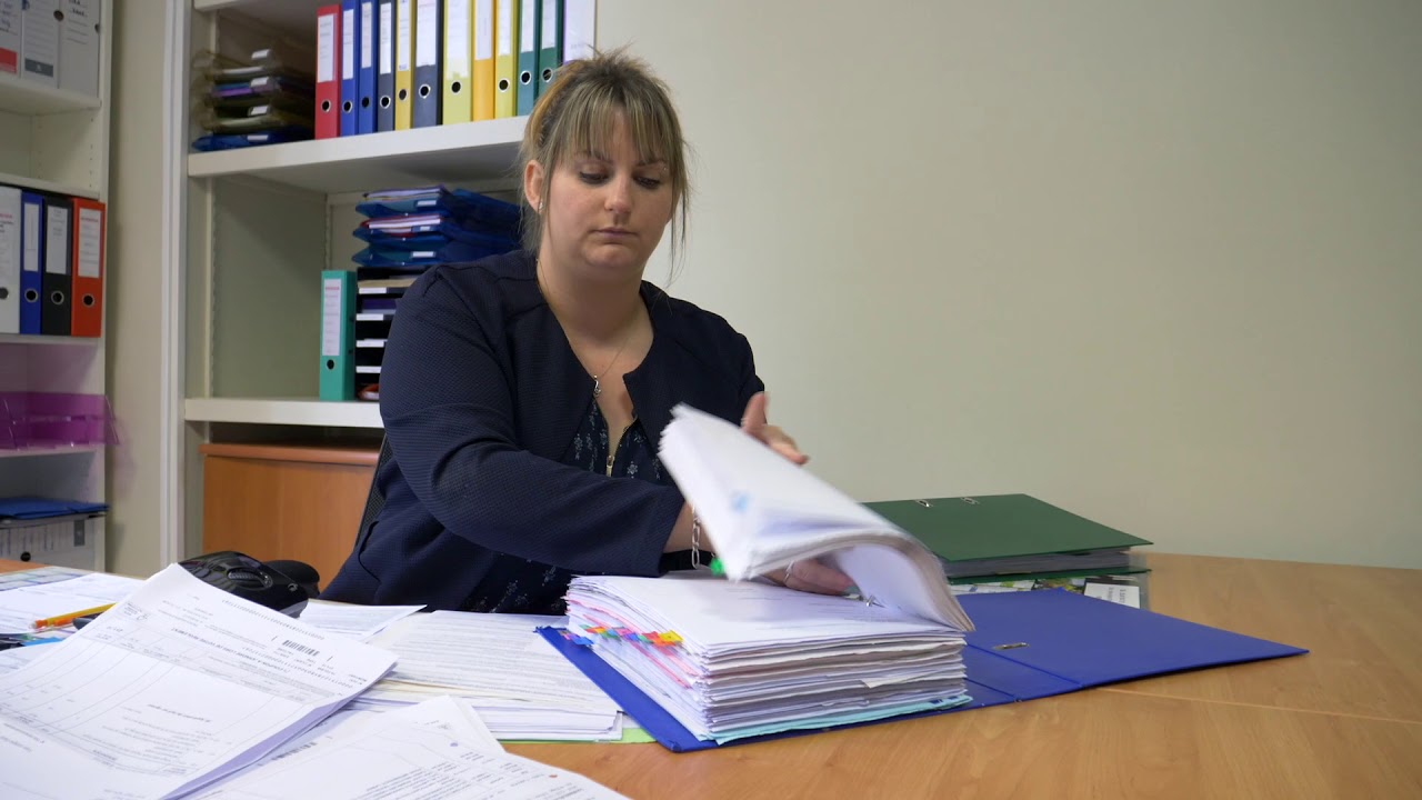 Secrétaire, comptable, responsable administratif - YouTube