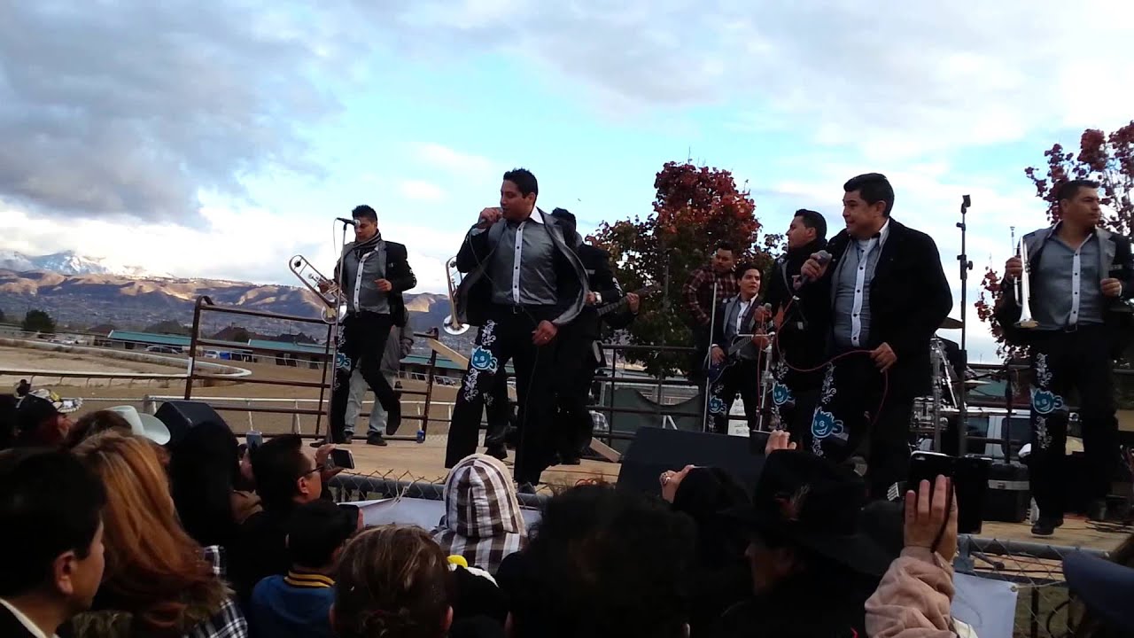 Banda Pequeños Musical mix en vivo - YouTube