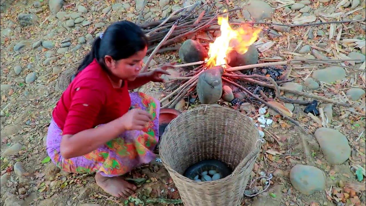 Women catch pythons Large - From Python Attack Amazing - Cook Egg Wild ...