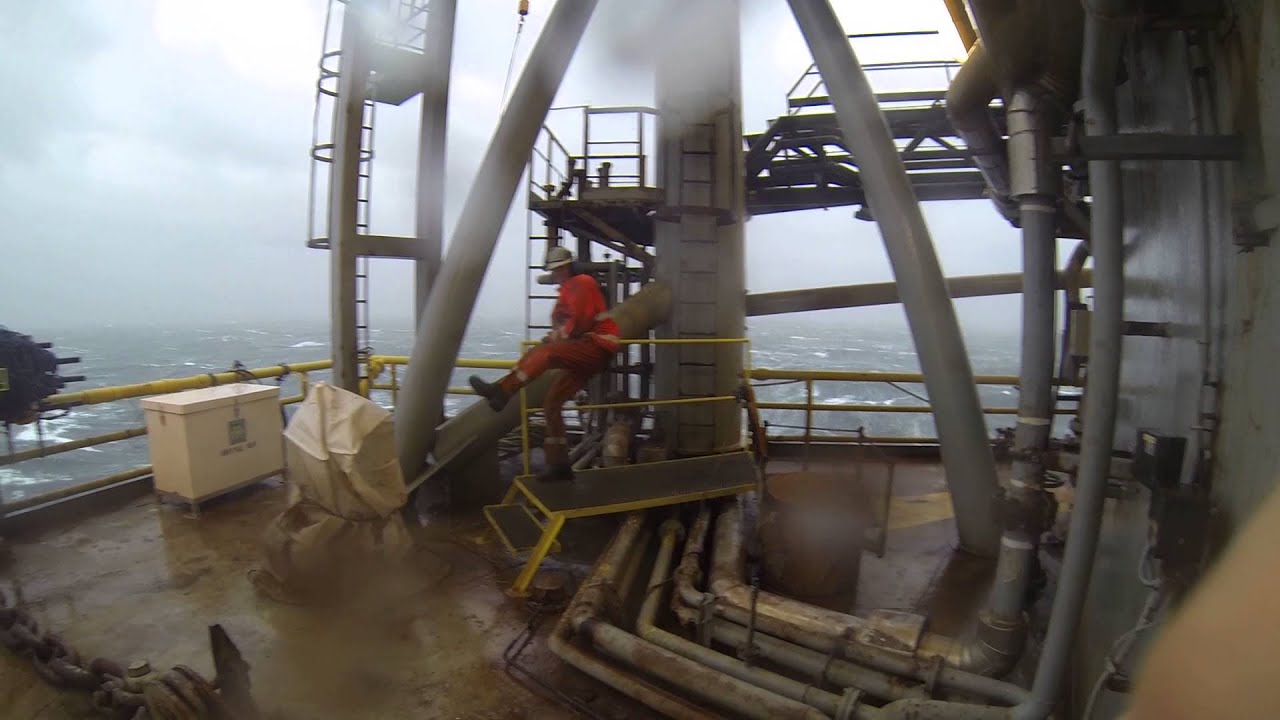 65 Knots of wind on Maersk Giant - YouTube