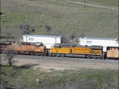 Tehachapi Loop UP and BNSF Train meet - YouTube