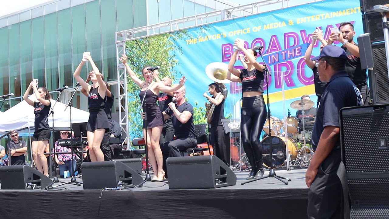 The Cast of CHICAGO performs "We Both Reached for the Gun" at Broadway ...
