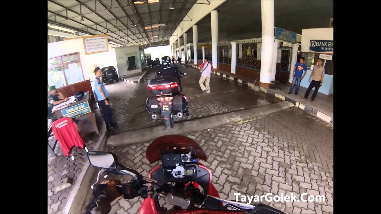 TayarGolek.Com Tebedu - Entikong Kalimantan border - YouTube