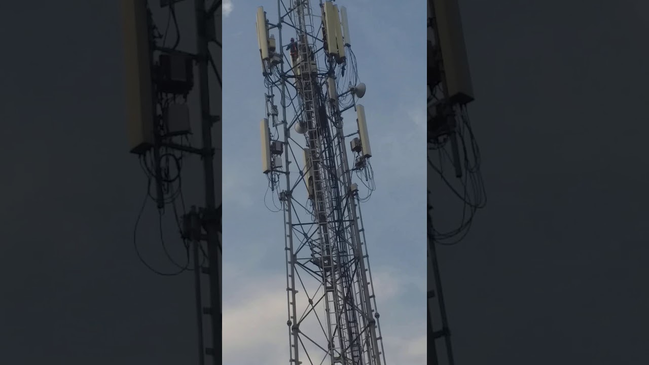 Memperbaiki tower sinyal telkomsel - YouTube