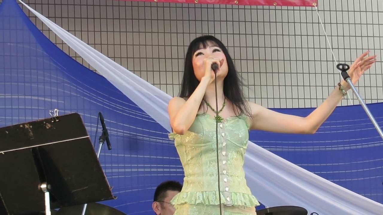 台湾出身Monica Wuさんの熱唱 台湾フェスタ2016 代々木公園イベント広場 7月31日 - YouTube