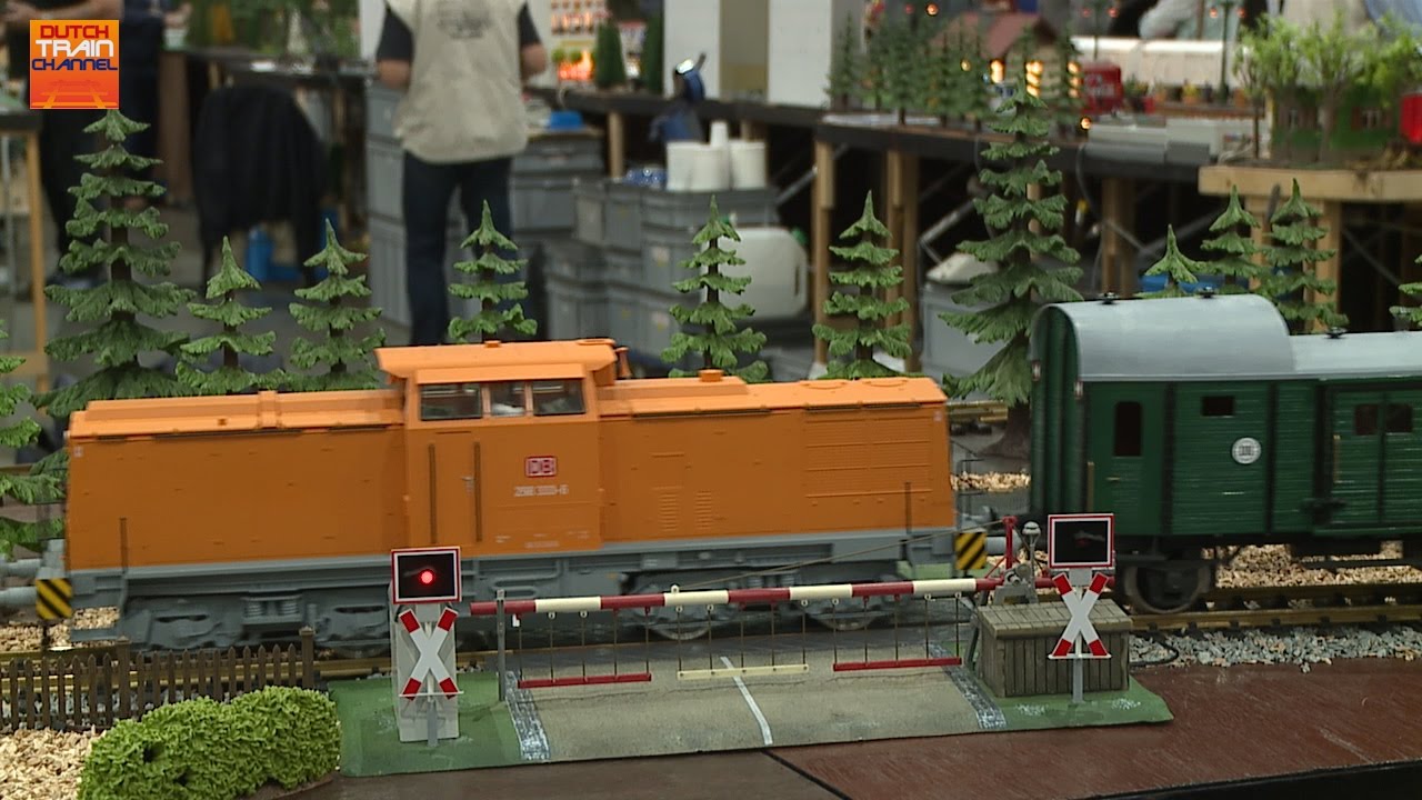 RAILROAD CROSSING FOR BIG MODEL TRAINS - YouTube