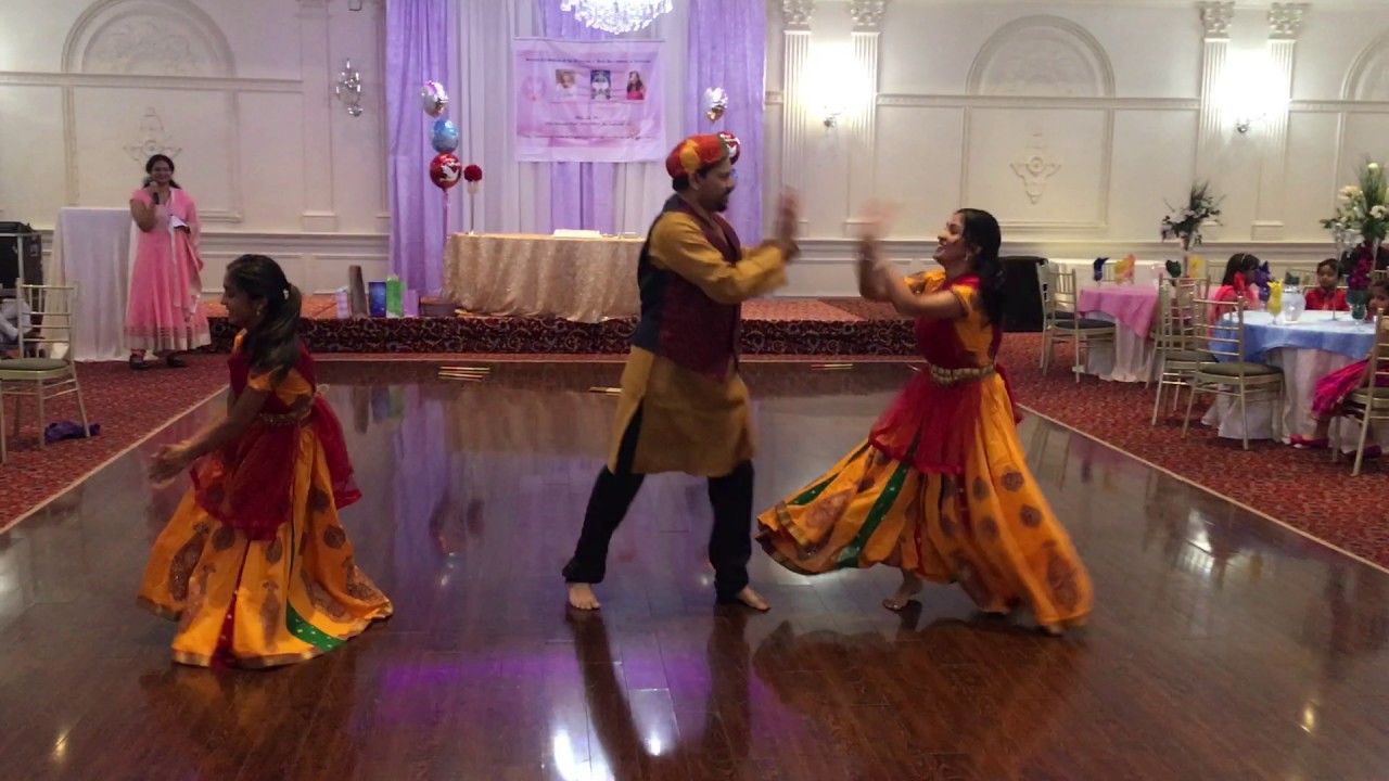 Family Dance 2017 - Dholi Taro Dhol Baaje - YouTube