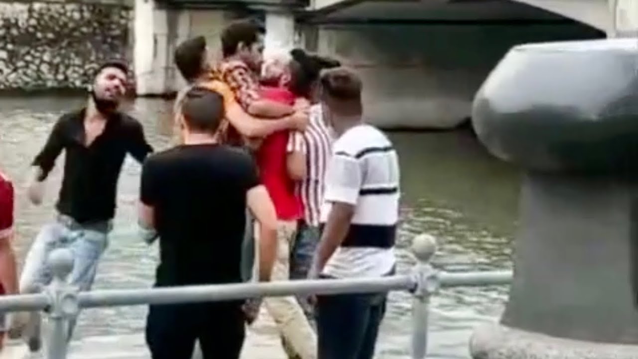 A group of Men Fighting at Singapore River - YouTube