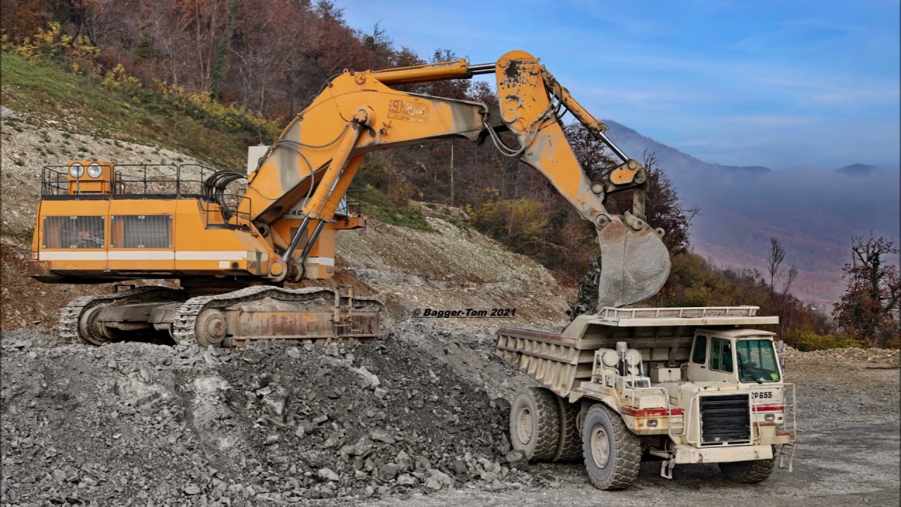 Liebherr R994Litronic loading limestone - YouTube