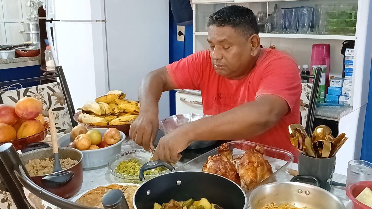 Homem Guloso Comeu Uma Banda de Frango Assado Veja Ele Em Cheio o Prato ...